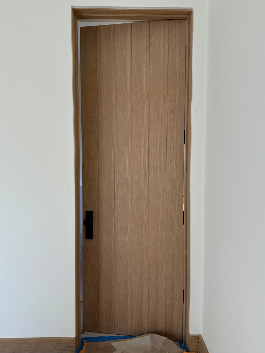 Largo - Modern White Oak Wood Interior Solid Door with Vertical Planks ...